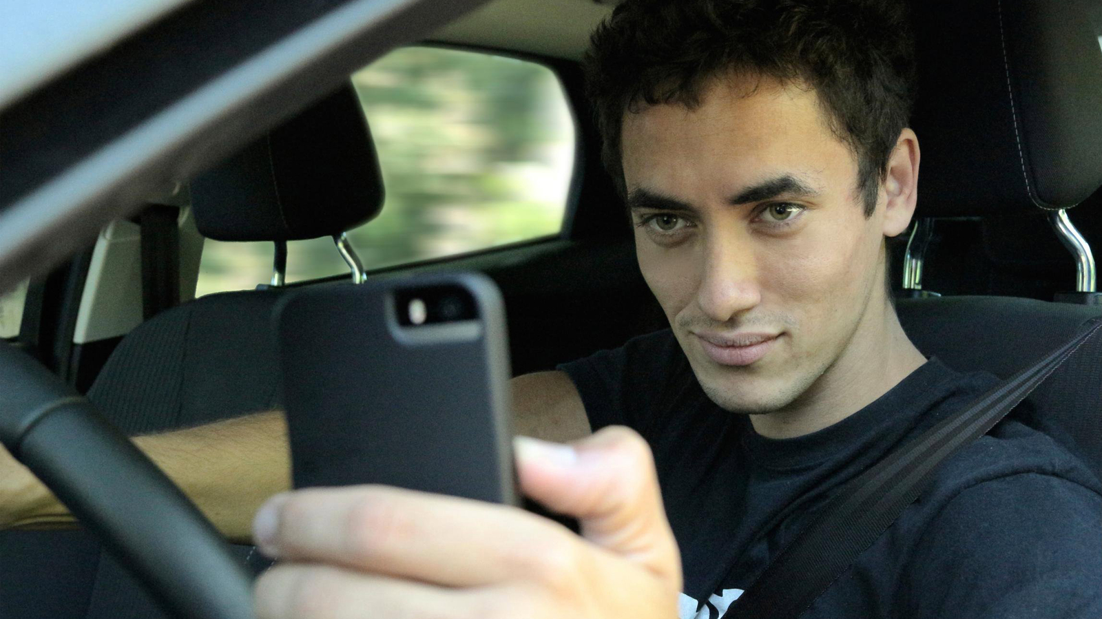 Jazda autem i selfie? Robi to już co czwarta osoba na drodze | PurePC.pl
