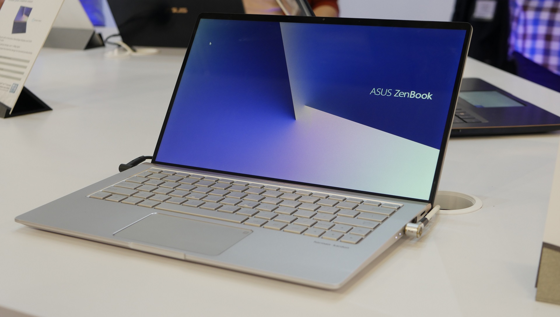 ASUS prezentuje odświeżone ultrabooki Zenbook na rok 2018 / 2019 ...